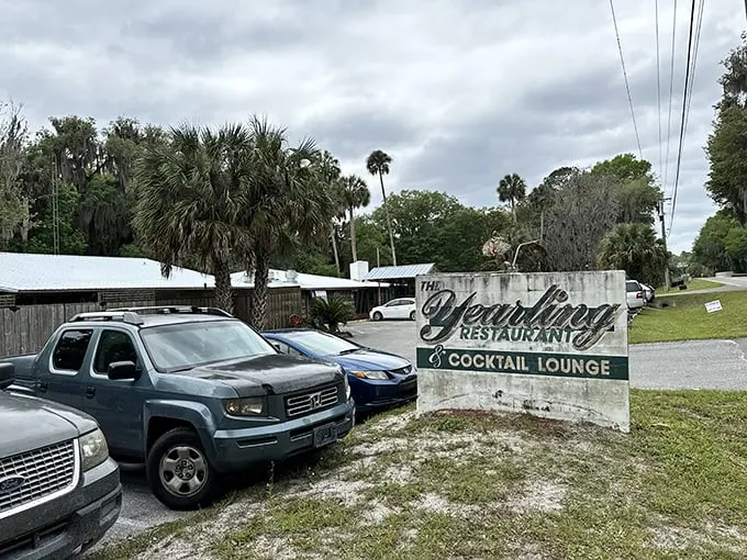Old Florida charm on full display. This place serves up history with a side of gator tail – talk about a snap-worthy meal!