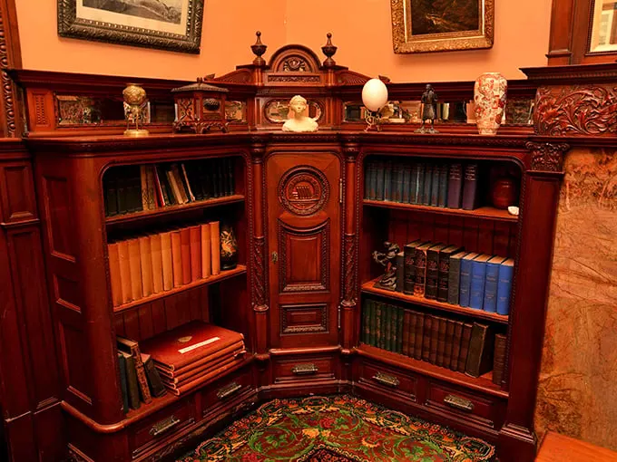 Bookworms, rejoice! This built-in library would make Belle from 'Beauty and the Beast' swoon. Knowledge, meet craftsmanship – you two are going to get along just fine.