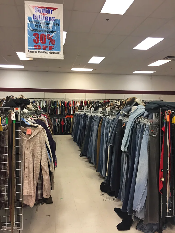 "Senior citizens, your ship has come in!" A tempting 30% discount awaits, proving that thrift knows no age limit.