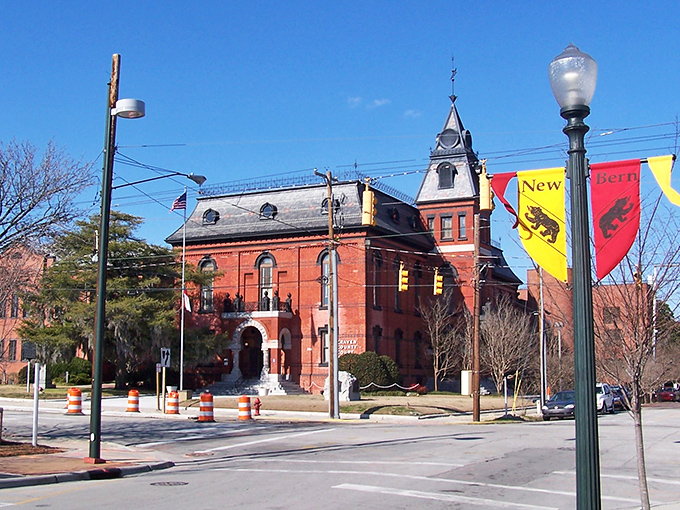 Step into a postcard! New Bern's tree-lined streets and historic charm make you feel like you've time-traveled to a gentler era.