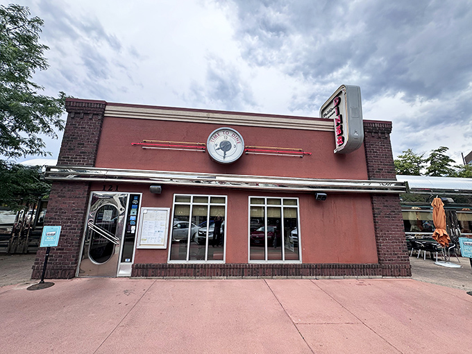 Time to dine? You bet! This retro-chic facade is like a beacon for hungry time travelers. Step into a slice of Americana!