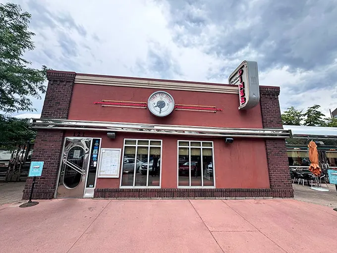 Time to dine? You bet! This retro-chic facade is like a beacon for hungry time travelers. Step into a slice of Americana!