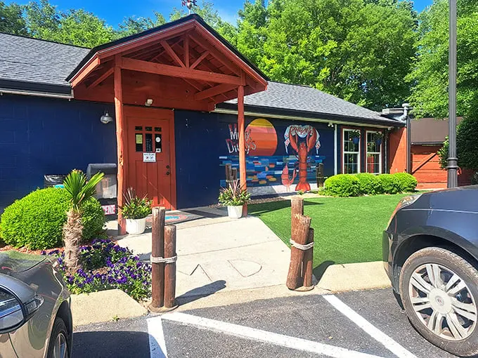 Ahoy, seafood lovers! Moby Dickys' exterior is a whimsical blend of nautical charm and landlocked ingenuity. It's like Finding Nemo meets The Wizard of Oz!