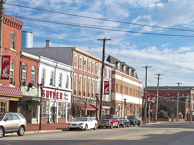 Step into Salem, where history and charm collide! This quaint Main Street could be the set for a time-traveling rom-com – just add a DeLorean.