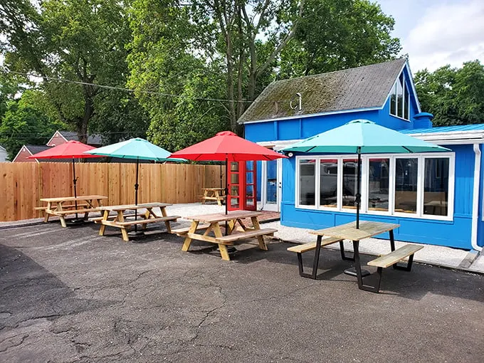 A blue oasis in suburban Pennsylvania! La La Lobster's cheery exterior promises a taste of coastal bliss, complete with colorful umbrellas and picnic tables.