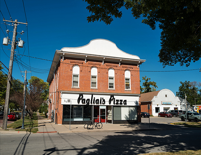 A beacon of cheesy delight! Pagliai's neon sign beckons pizza lovers like a siren call to carb-craving sailors.