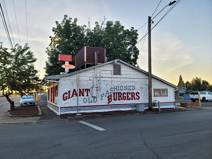 Welcome to burger paradise! Giant Burger's retro charm beckons like a siren song to hungry travelers and locals alike.