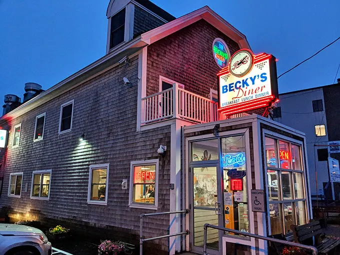 A slice of Americana with a side of sea breeze! This charming shingle-clad diner beckons like a lighthouse for hungry souls.