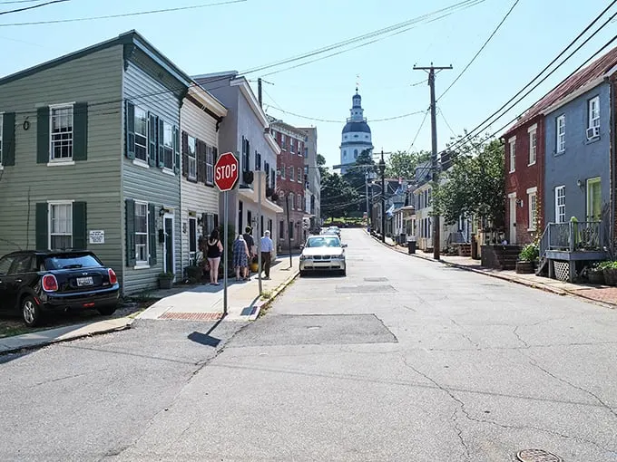 Annapolis: Where history and charm collide! This picturesque street scene could be the opening shot of a time-traveling rom-com.