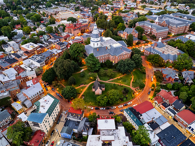 Annapolis: Where history and charm collide! This picturesque street scene could be the opening shot of a time-traveling rom-com.