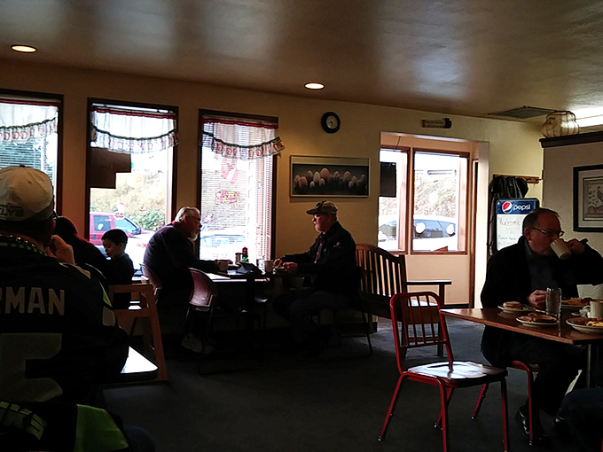 The breakfast club, Mount Vernon edition. These diners know the secret handshake – it involves syrup and a knowing nod.