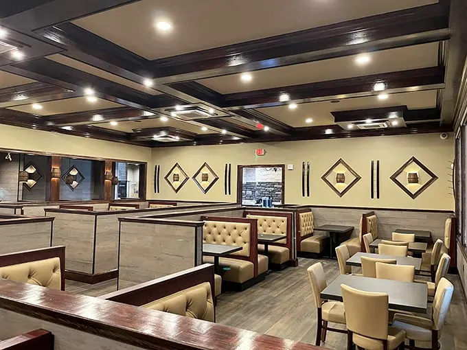 Dine in style, feel at home! This interior strikes the perfect balance between "fancy night out" and "comfy evening with friends."