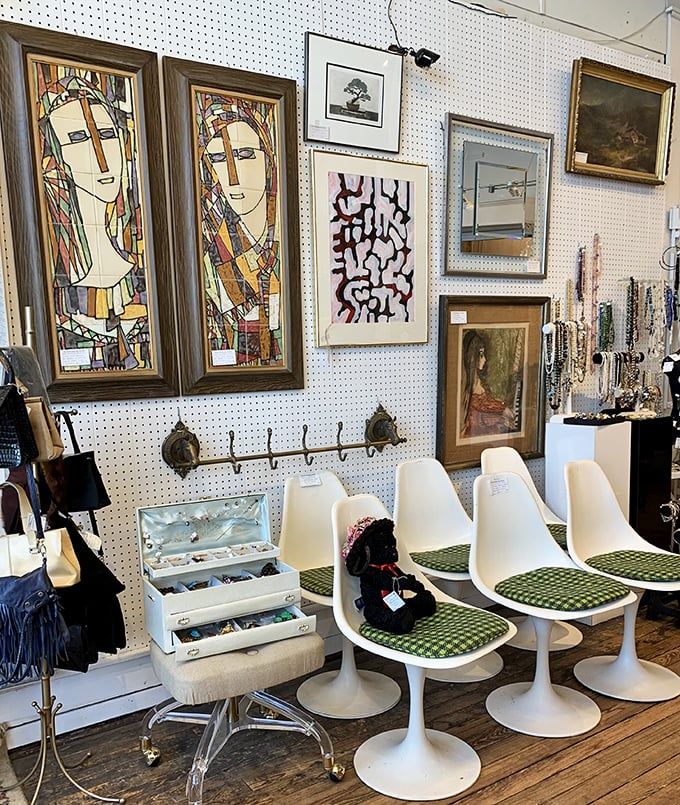 Art so diverse, it's like a museum had a yard sale. From abstract swirls to serene landscapes, there's a frame for every fase… I mean, face!