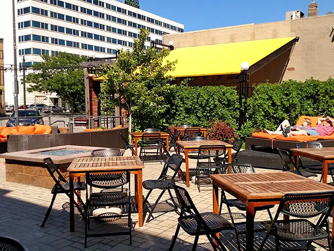 Sunshine, good food, and fresh air – Murphy's outdoor seating is the trifecta of dining perfection. Al fresco never looked so good!