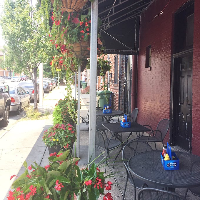 Al fresco flavor fiesta! Kislings' outdoor seating area is where fresh air meets fresh wings in perfect harmony.