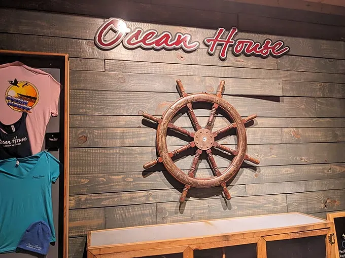 Yo ho, yo ho, a seafood lover's life for me! This wall decor screams "nautical chic" louder than a foghorn.