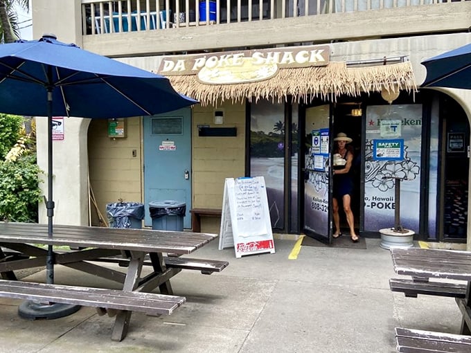 Outdoor seating that's perfect for people-watching and poke-munching. It's like a dinner theater, but tastier.