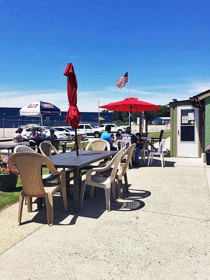 "Sunshine, good food, and great company?" Check, check, and check! These outdoor tables are perfect for a laid-back meal with friends.