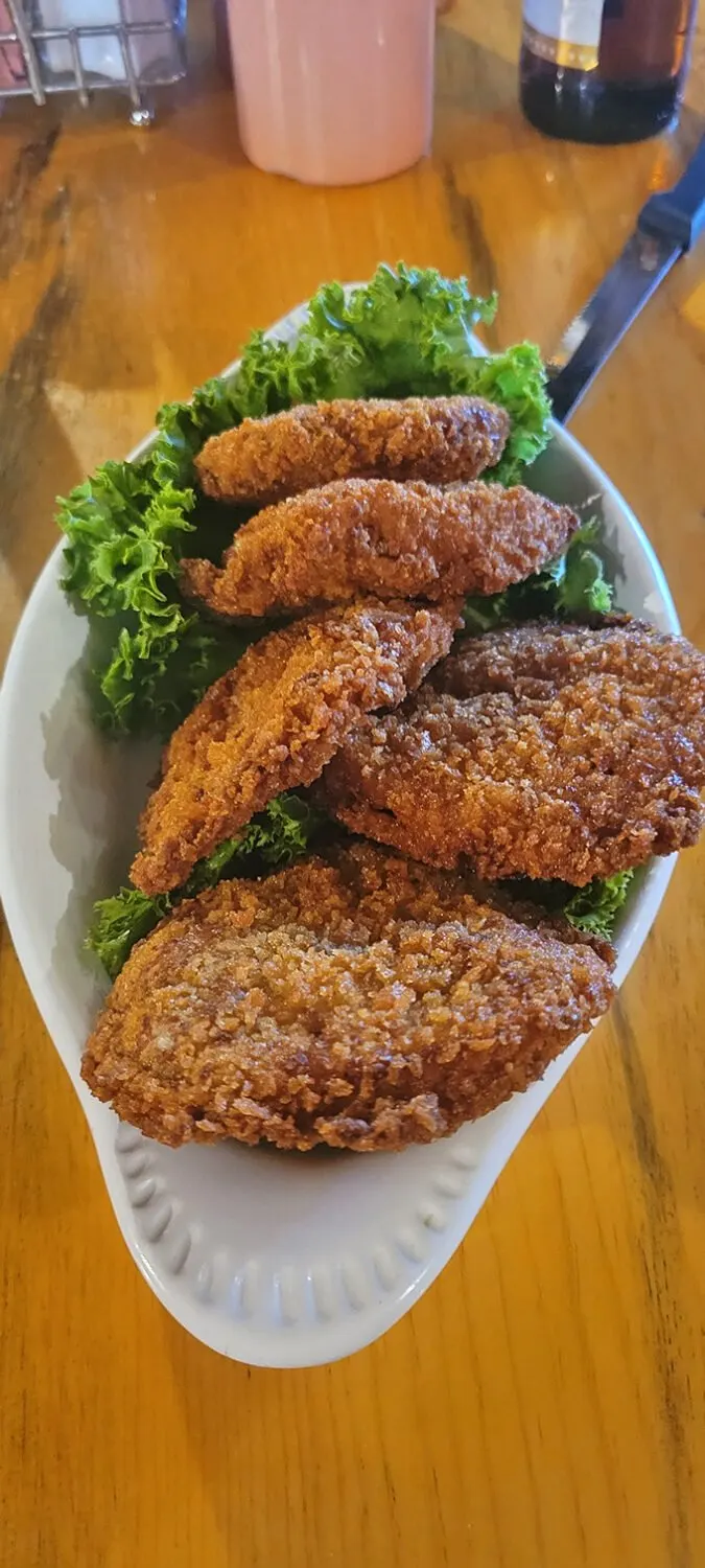 Crispy, golden, and utterly irresistible. These fried green tomatoes are like Southern charm with an Idaho twist – a tasty culture clash!