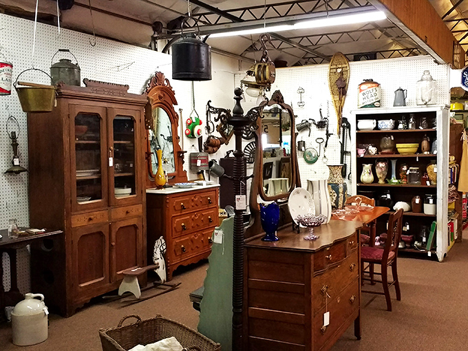 This furniture setup is like a movie set for "Mad Men" meets "Little House on the Prairie." Don Draper would approve.