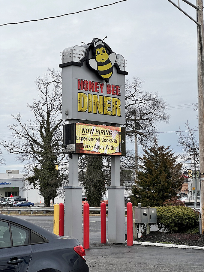 The sign says it all: Good food and nostalgia, served 24/7. Just follow the giant bee – it knows where the honey is!