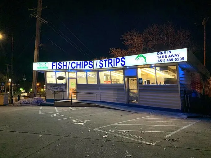 Night or day, Mac's neon sign beckons like a lighthouse for the hungry. It's the Batman signal for seafood lovers!
