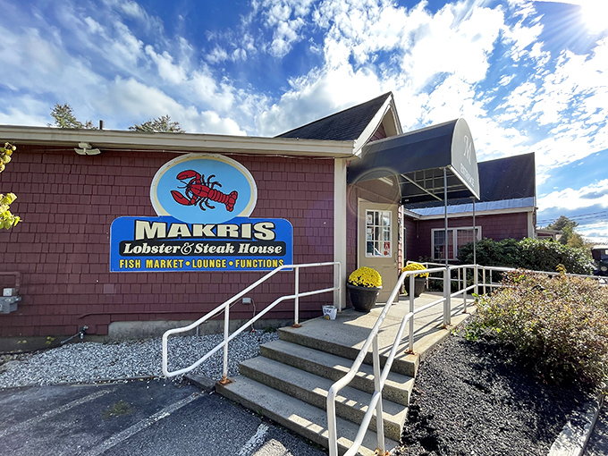 Lobster tanks so fresh, you'll swear the crustaceans are doing the backstroke. Makris: where indecision between steak and lobster is encouraged.