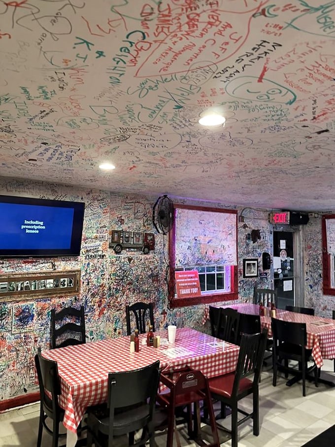 Graffiti gone gourmet! This dining room's walls are a canvas of culinary compliments, turning meal-time into an immersive art experience. It's like eating inside a yearbook – but tastier!