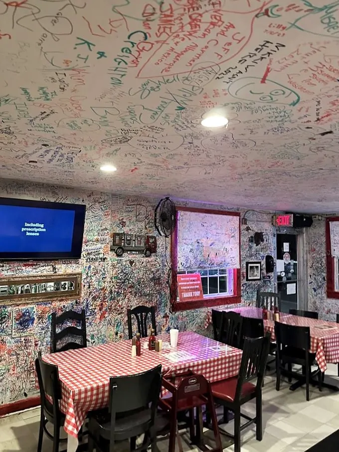 Graffiti gone gourmet! This dining room's walls are a canvas of culinary compliments, turning meal-time into an immersive art experience. It's like eating inside a yearbook – but tastier!