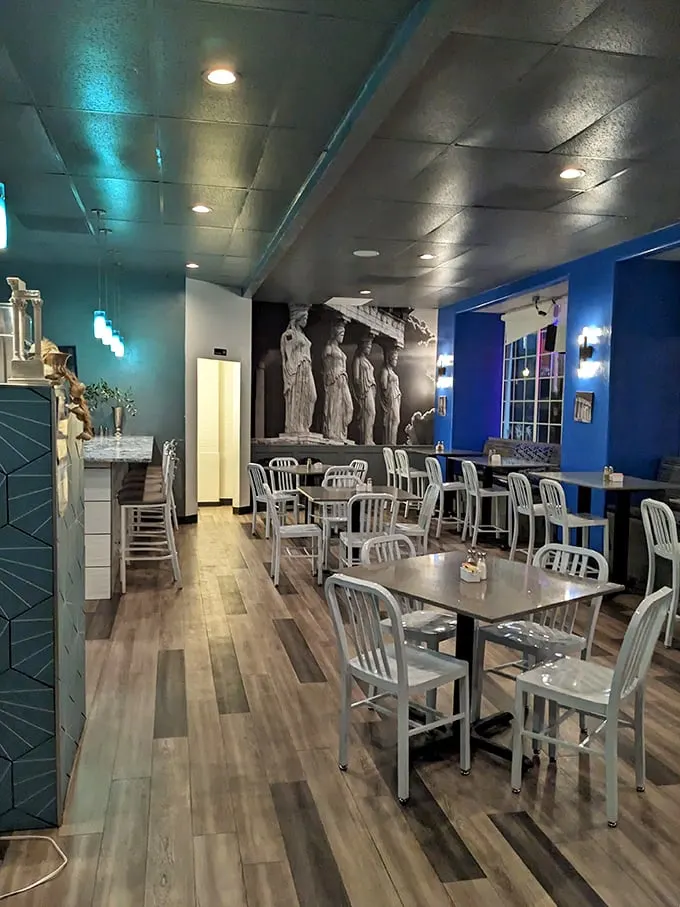 Step into burger paradise! Lindy's interior blends industrial chic with a touch of ancient Greece, creating a unique backdrop for your culinary adventure.