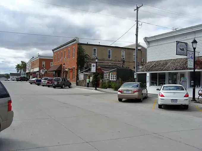 Where horse-drawn buggies and SUVs share the road. Downtown Kalona is a delightful mix of past and present, with surprises around every corner.