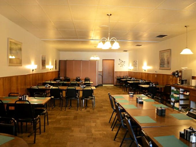 Step into a Norman Rockwell painting come to life. Crouse Café's interior whispers tales of countless cups of coffee and slices of pie shared among friends.