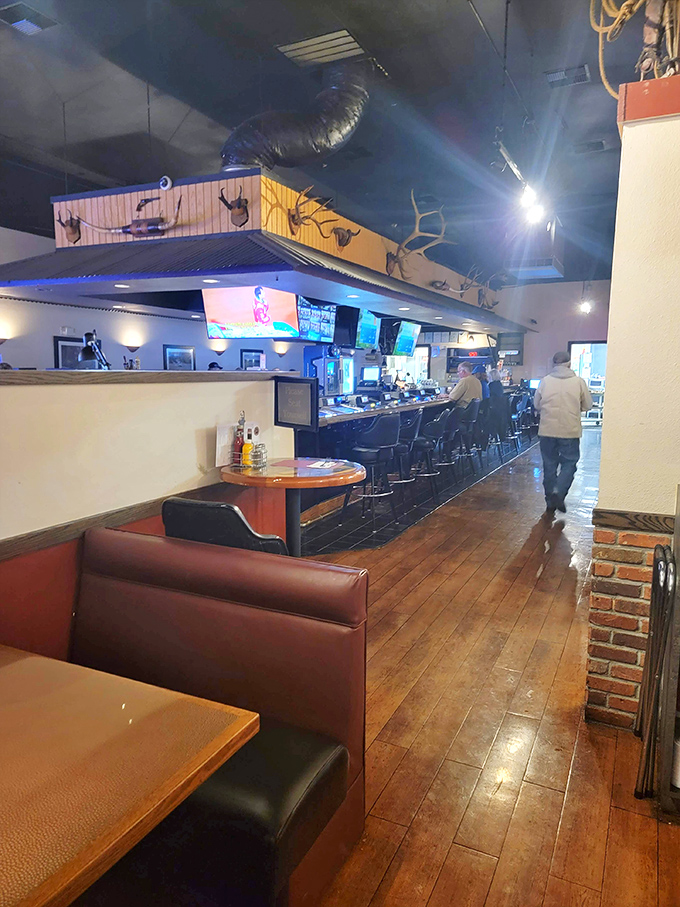 Step inside and let the aroma of home-cooked goodness wash over you. It's like walking into your favorite aunt's kitchen – if she had slot machines.