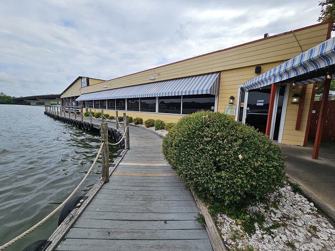 Ahoy, seafood lovers! This lakeside gem serves up coastal vibes with a side of Arkansas charm. Boats and bites – what's not to love?