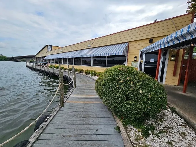 Ahoy, seafood lovers! This lakeside gem serves up coastal vibes with a side of Arkansas charm. Boats and bites – what's not to love?