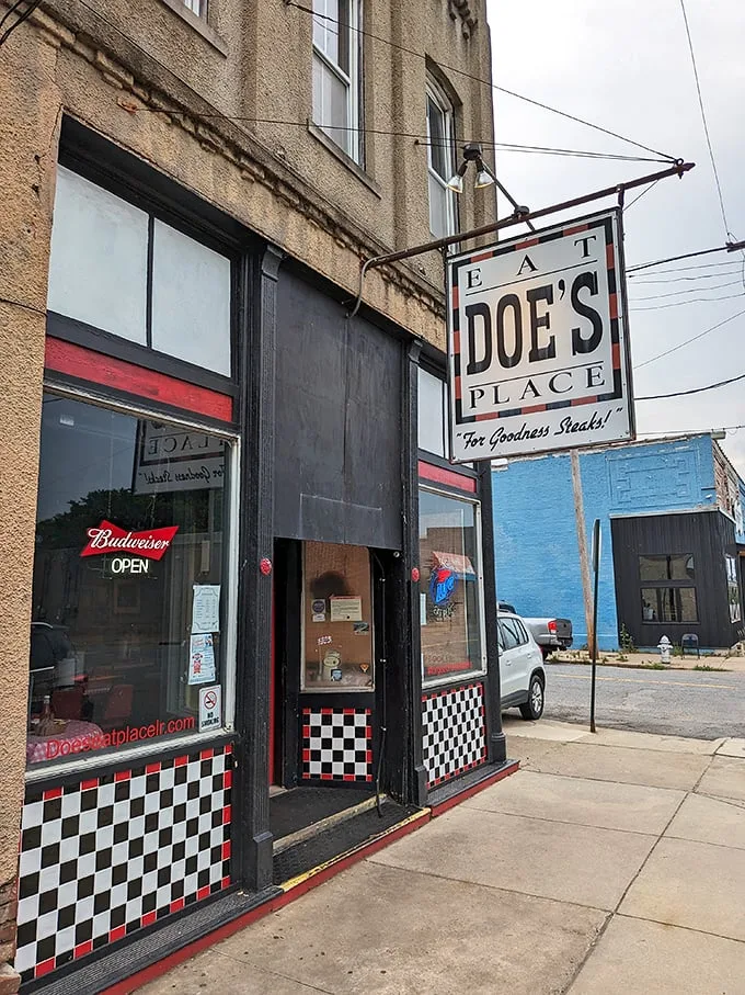 Doe's Eat Place: Neon lights, checkered floors, and steaks that could make a vegetarian weep. It's like the '50s never left!