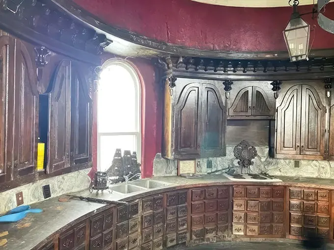 Talk about a royal renovation! This circular kitchen would make even King Arthur jealous. Pass the hot sauce, Merlin – we're having a Cajun feast tonight!