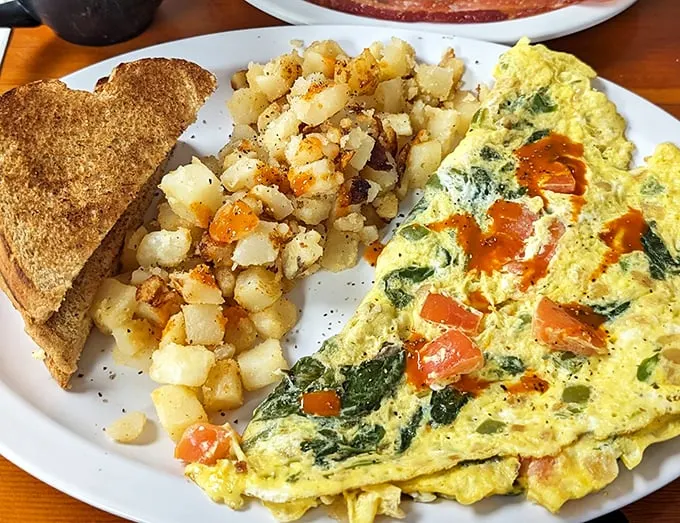 "Omelette you in on a secret" – this veggie-packed beauty is the breakfast of champions. And by champions, we mean everyone.