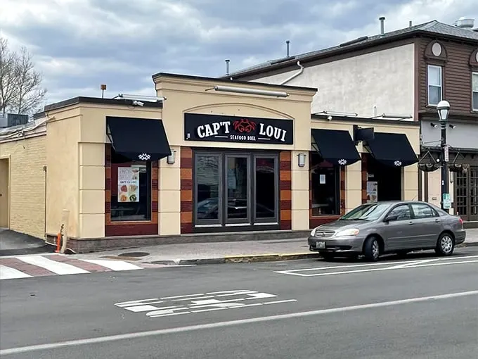 Cap't Loui: Abandon ship, mateys! This seafood boil spot is where neat eaters walk the plank and messy is the new black.