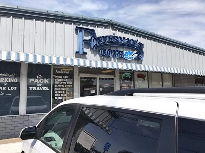 Harbor Seafood & Oyster Bar: That neon sign is basically Morse code for "Get in here and eat!"