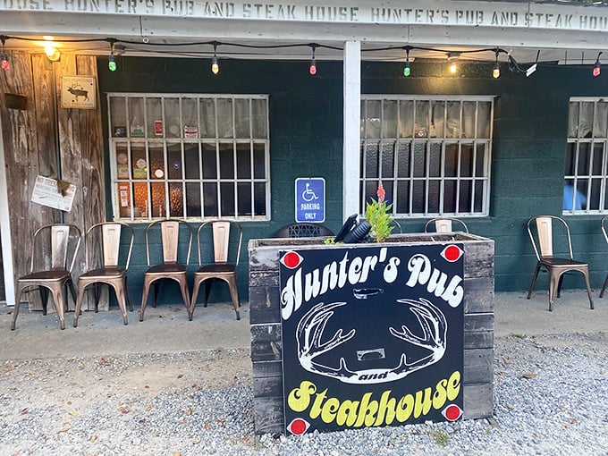 Part pub, part steakhouse, all delicious. Hunter's rustic charm and hearty fare create the perfect recipe for a night out in Hamilton.