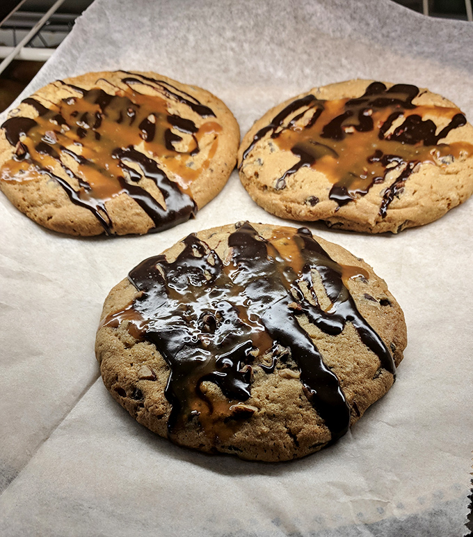 Cookie monsters, rejoice! These chocolate-drizzled beauties are like edible Jackson Pollock paintings – a true feast for the eyes and stomach.