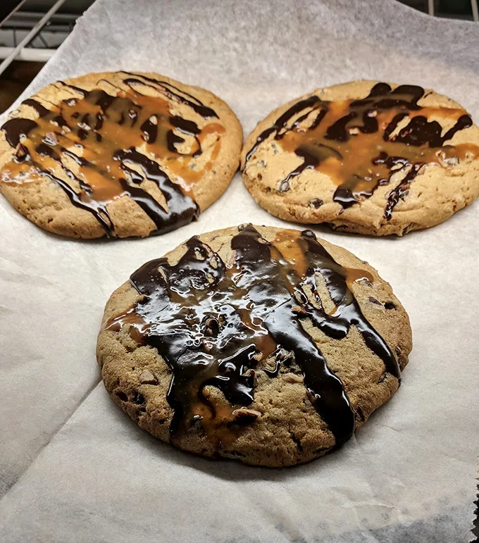 Cookie monsters, rejoice! These chocolate-drizzled beauties are like edible Jackson Pollock paintings – a true feast for the eyes and stomach.