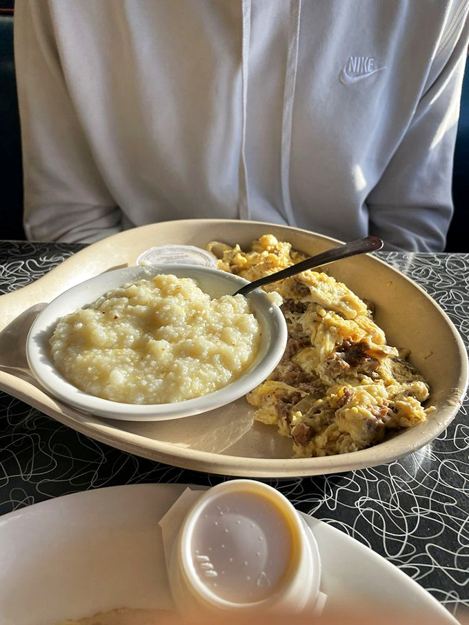 Comfort food alert! Creamy grits and fluffy scrambled eggs – the dynamic duo of Southern breakfast satisfaction.