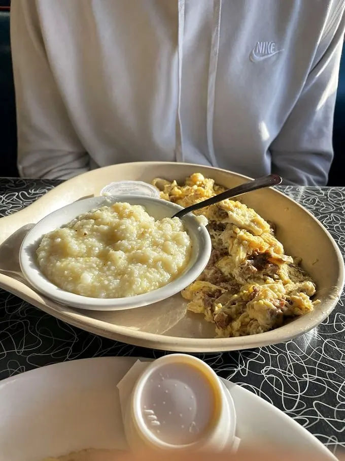 Comfort food alert! Creamy grits and fluffy scrambled eggs – the dynamic duo of Southern breakfast satisfaction.