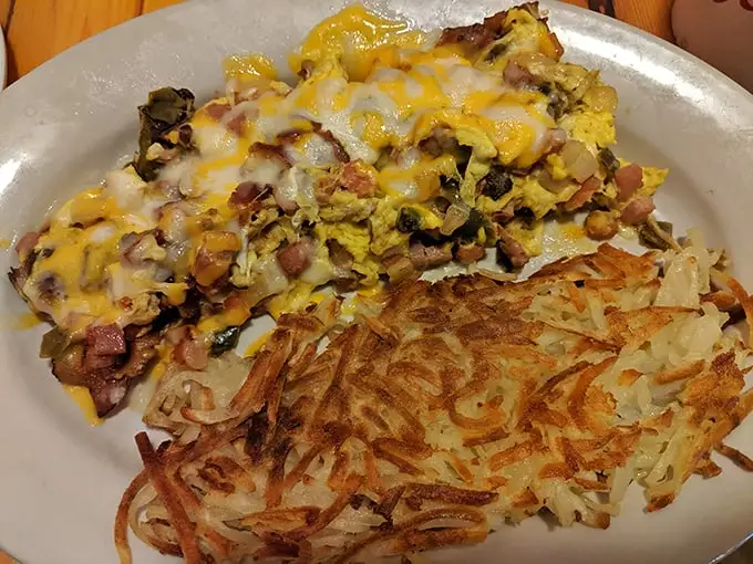 This Western omelet is packing more fillings than a cowboy's saddlebag. Paired with those crispy hash browns, it's a breakfast rodeo in every bite.