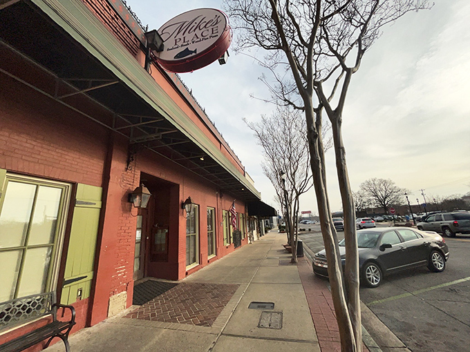 Mike's Place: Conway's answer to "Where's the seafood?" Brick exterior, ocean flavors – it's a delicious paradox!