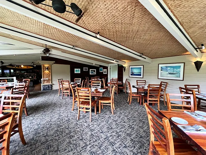 Island chic meets cozy comfort! This dining area proves you can have your cake and eat it too – in style, with a view.