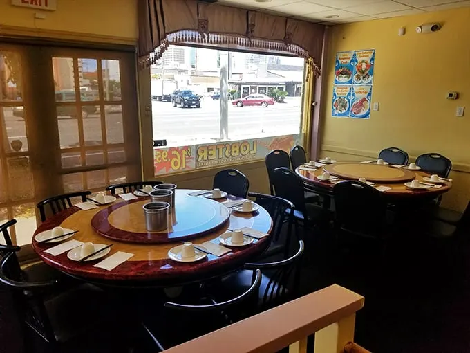 Cozy booths and round tables – the perfect setting for your next "shell-ebration." Just remember, lobster bibs are the height of fashion here.