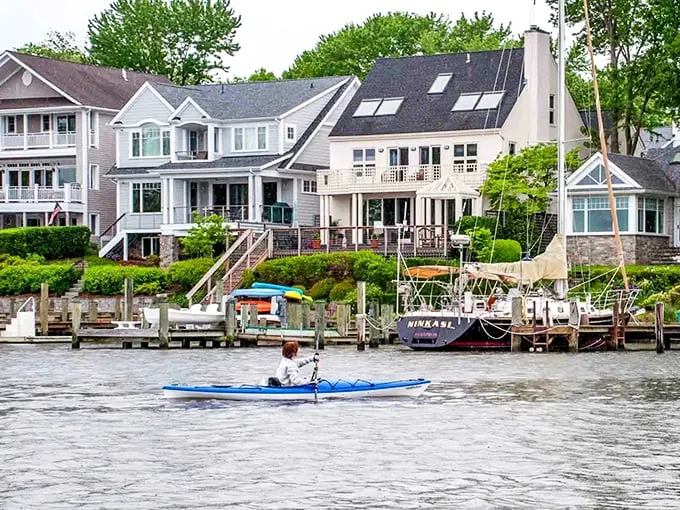 Paddle your way to paradise: Where waterfront mansions meet weekend warriors. Annapolis serves up a slice of coastal bliss, no yacht required.